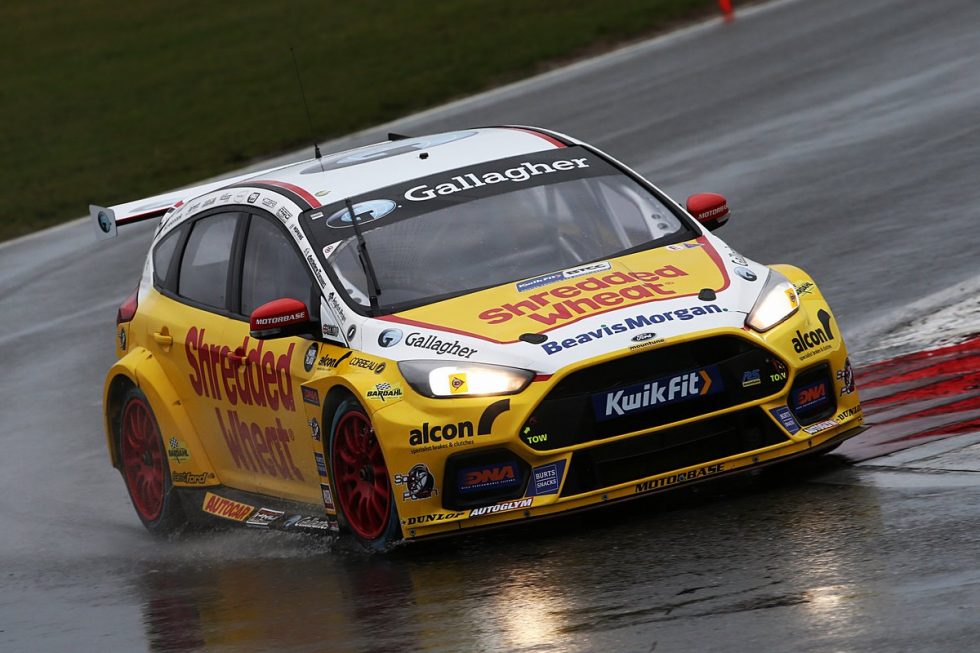Motorbase Ford Focus RS BTCC Test | James Gornall